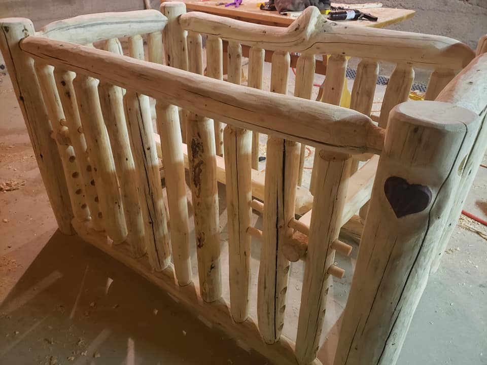 Log Crib – Canadian Log Furniture